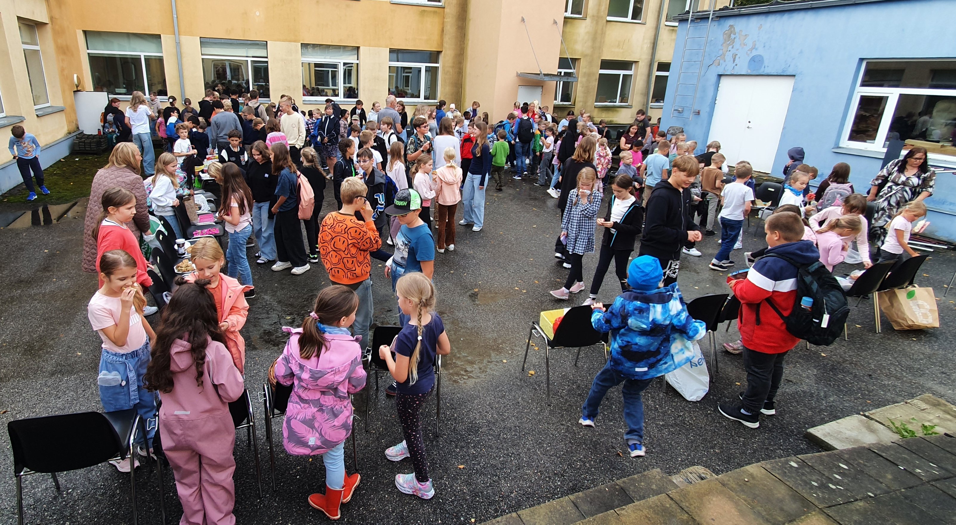 Täna täitus kooli sisehoov laadameluga.